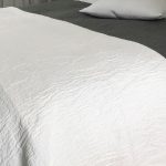 Zoek je een moderne witte sprei? Ga dan voor de bedsprei Denver Wit!