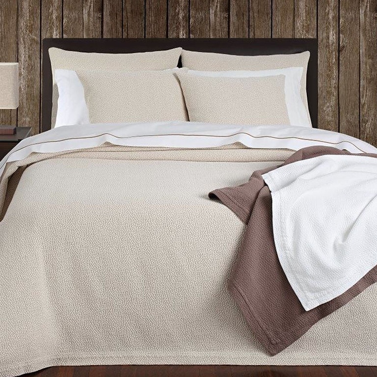 Zoek je een moderne witte sprei? Ga dan voor de bedsprei Denver Wit!